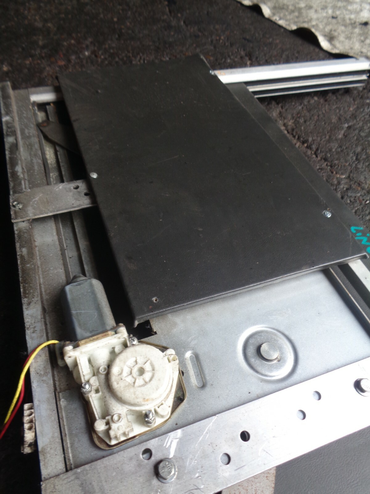 2006 LINCOLN TOWN CAR LIMOUSINE LIMO PARTITION WINDOW GLASS MECHANISM ...