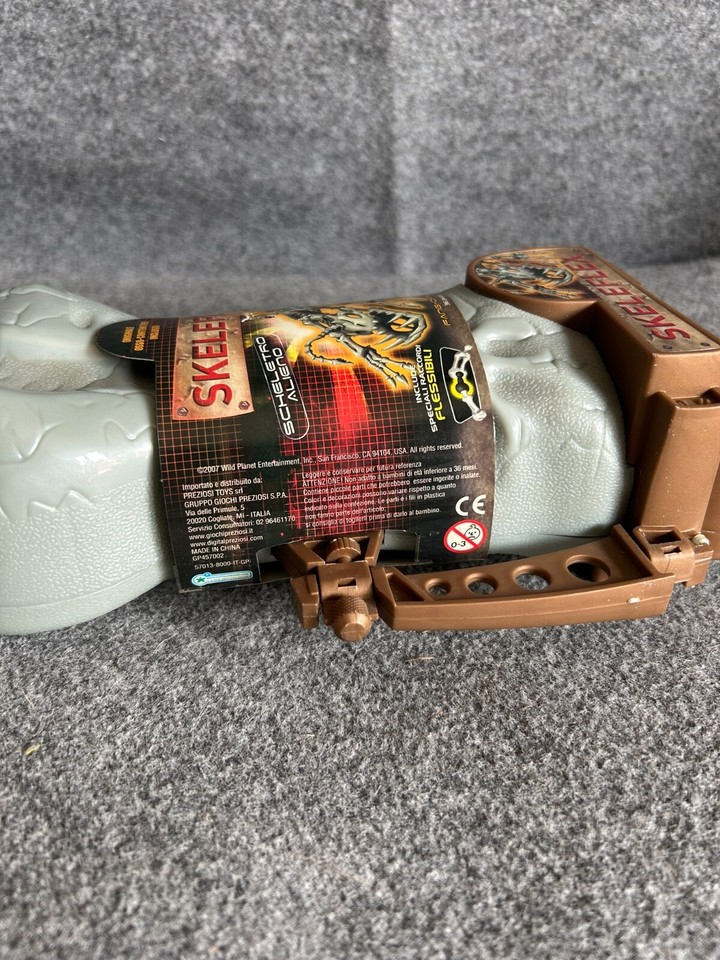 Skeleflex Skeleton Alien Fang-o-Flex Bone Container Wild PLANET 2007 ...