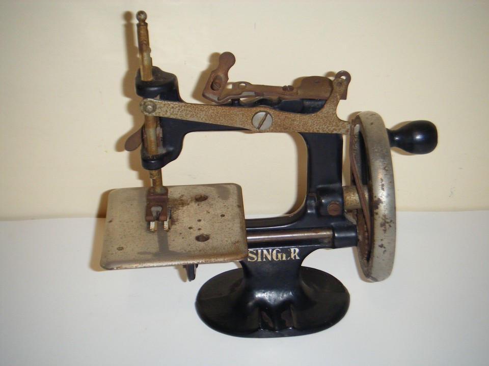 Vintage Singer Salesman Sample Hand Crank Mini Sewing Machine (AS-IS ...