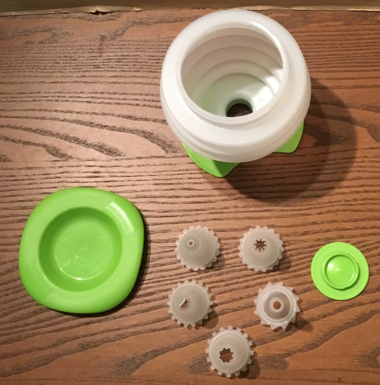 Tupperware Red SQUEEZE-IT Cake Frosting Decorator with 5 Tips #6253A-3 ...