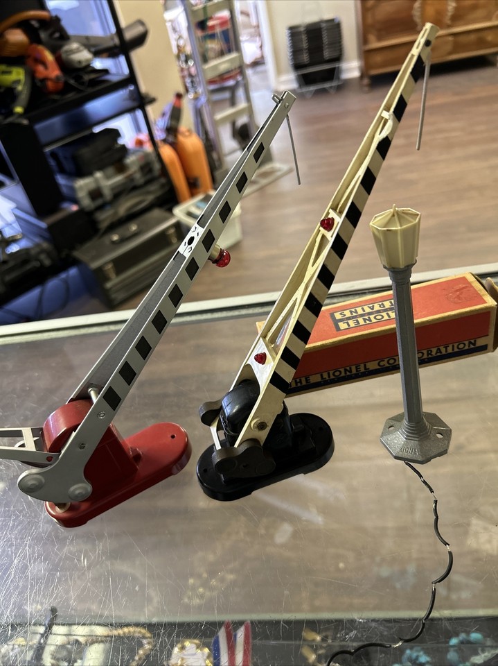 Lionel, Marx, MTH Lot Of Gates & Railroad Lights MTH No. 152 Crossing ...