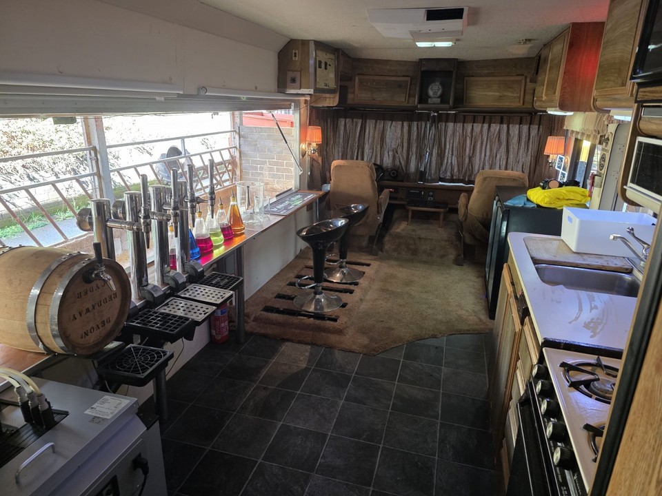 1986 Fleetwood Bounder 'Breaking Bad' RV Mobile Bar Business Breaking ...