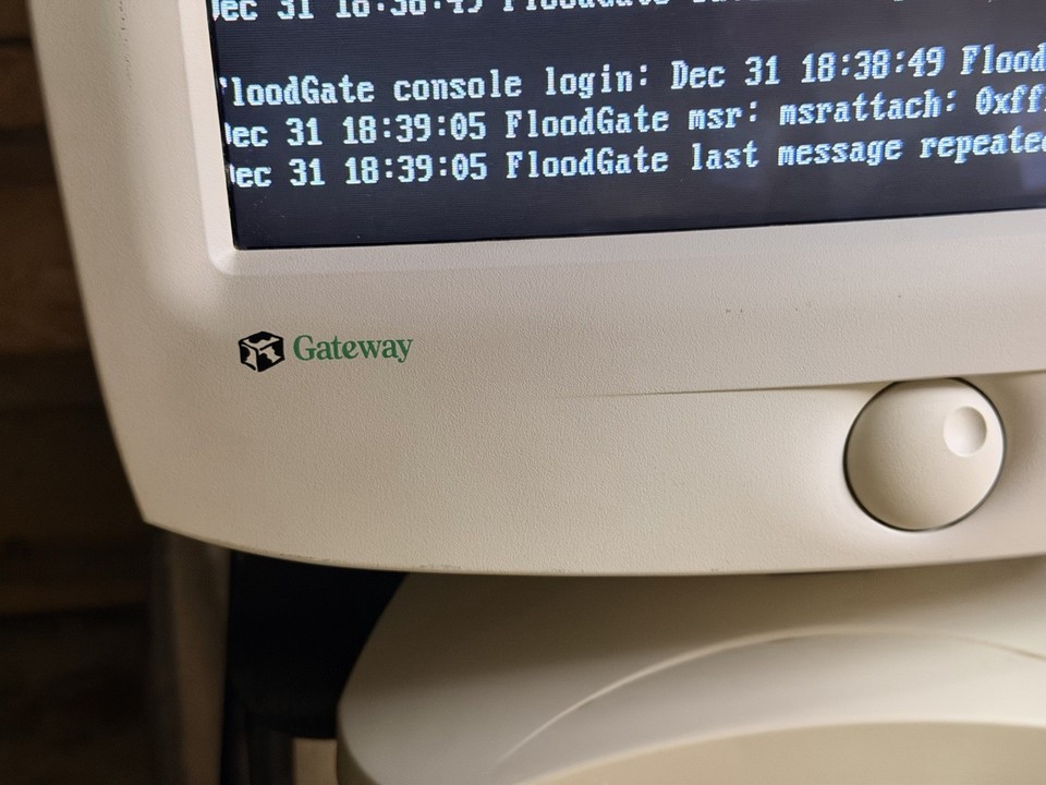 Gateway EV700 17" CrystalScan CRT PC Monitor 1280 x 1024 @ 60Hz Retro ...