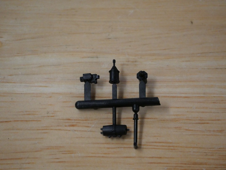 Athearn HO Caboose Smokejack: Sprue also includes Covered Hopper Brake ...