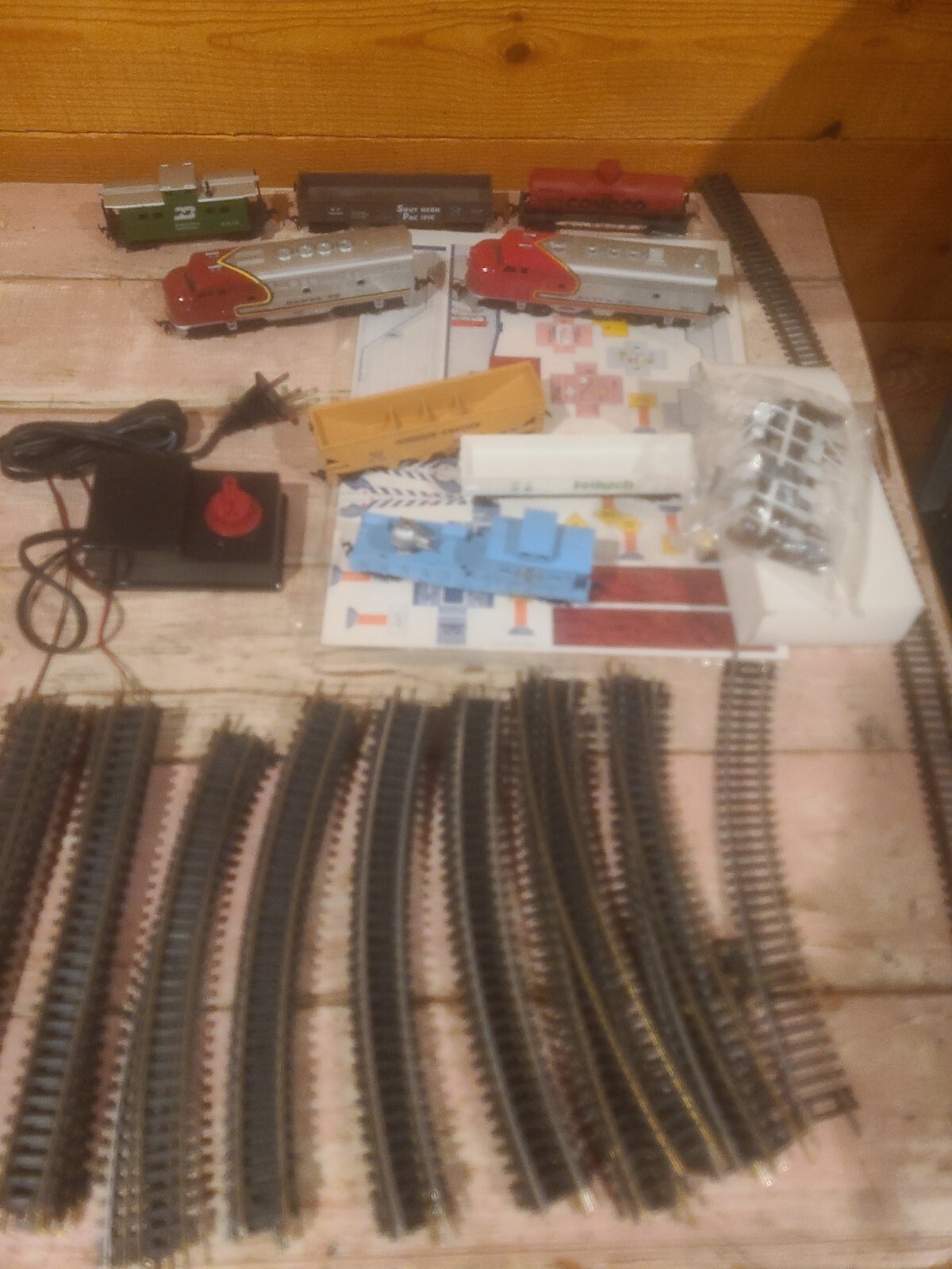 HO Scale Bachmann Train Set Santa Fe Engine #307 Cars, Track ...