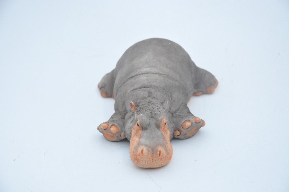 Tierfigur Skulptur Eines Nilpferds Aus Harz Signiert - Deko Kollektion ...