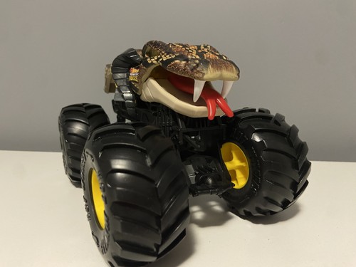 Hot Wheels Cage Rattler Monster Truck Oversized Scale 1:24 Diecast Rare ...
