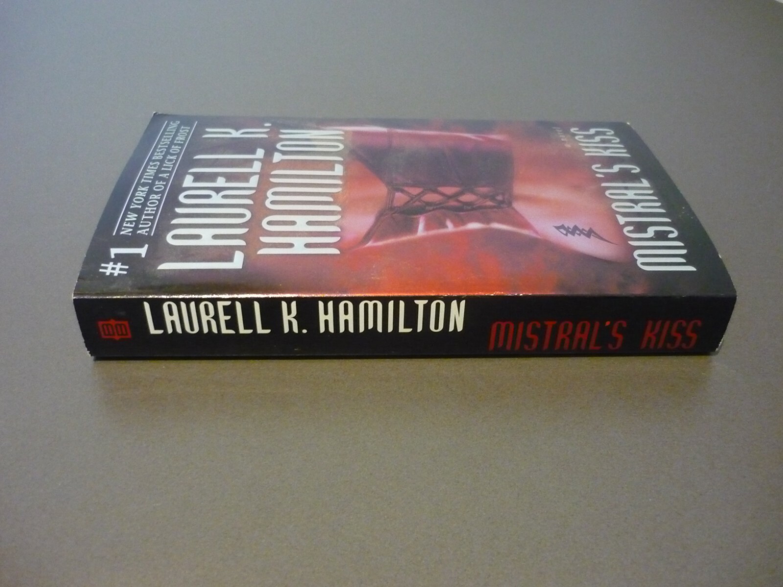 LAURELL K. HAMILTON PARANORMAL/FANTASY - MISTRAL'S KISS - BOOK 5 ...