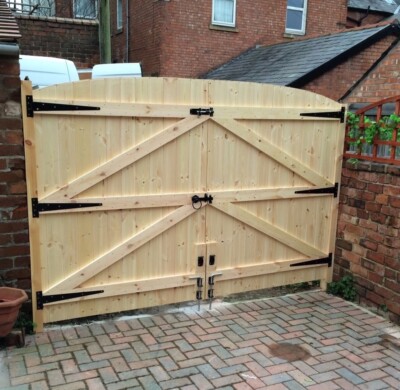 WOODEN DRIVEWAY GATES 6FT HIGH 11FT WIDE (TOTAL WIDTH)FREE HINGES & TOP ...
