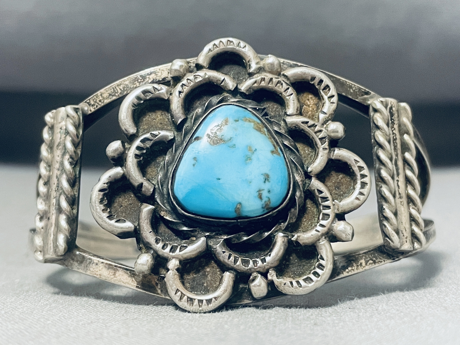 FLOWER MEDALLION VINTAGE NAVAJO TURQUOISE STERLING SI… - Gem