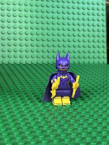 Lego DC Super Heroes Batgirl Smirk / Surprised Dark Purple Suit ...