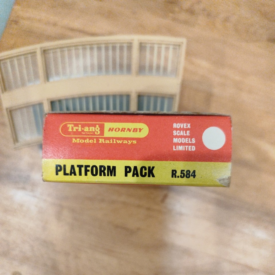 OO Triang boxed R584 curved station platform pack with canopy and box ...
