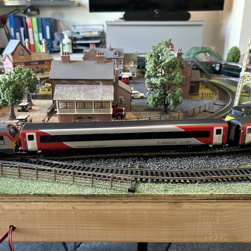 Hornby TFW Transport for Wales,Class 67 + DVT + 4 Coaches Brand New ...