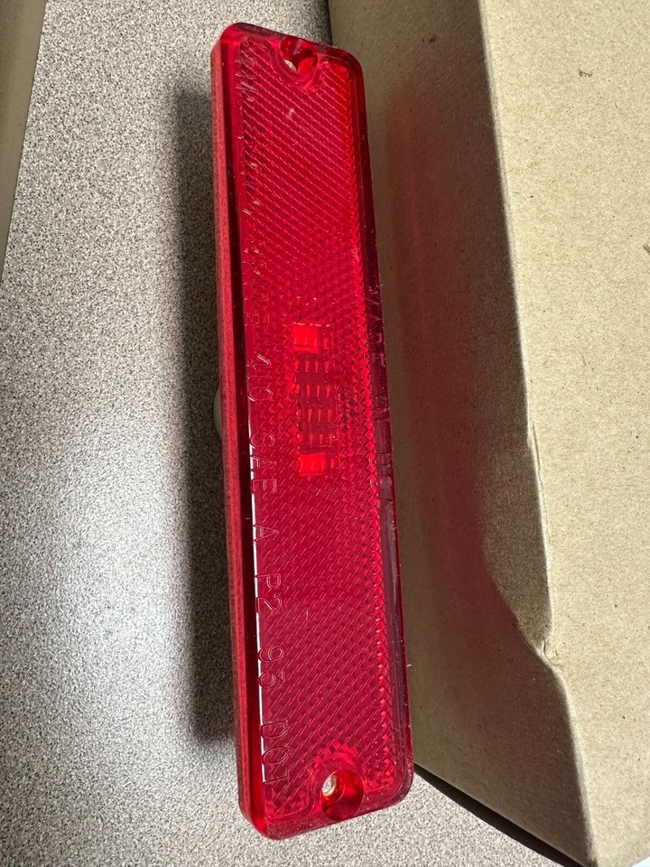 ONE GENUINE GLO-BRITE 826310 SAE A P2 93 PART # 411 SIDE MARKER LIGHT ...