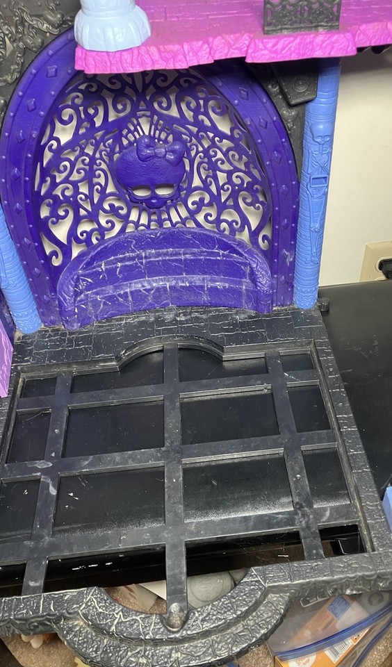 Monster High PlaySet Castle Freaky Fusion Catacombs & Some Accessories ...