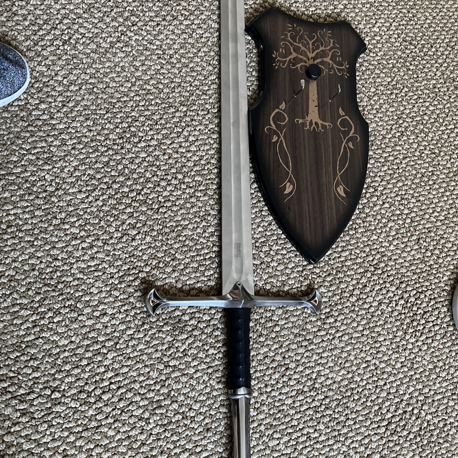 UNITED CUTLERY Lord Of The Rings Narsil Sword Of Elendil w/ Wall Plaque ...