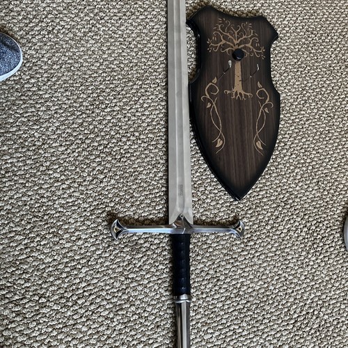 UNITED CUTLERY Lord Of The Rings Narsil Sword Of Elendil w/ Wall Plaque ...