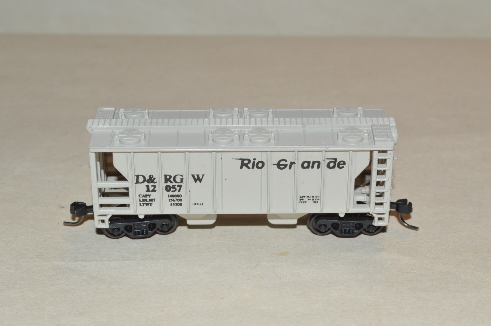 N scale Atlas Denver & Rio Grande Western RR PS-2 2 bay covered hopper ...
