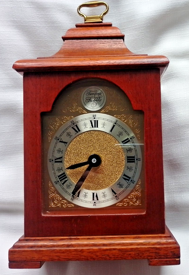 Lovely small Mantle clock - 24cm high x 14cm wide x 10cm deep - quartz ...