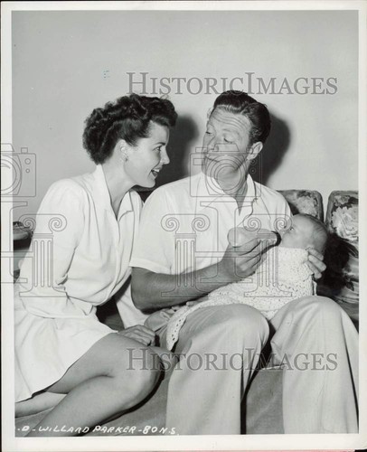 1947 Press Photo Actor Willard Parker spends time with wife Marion ...