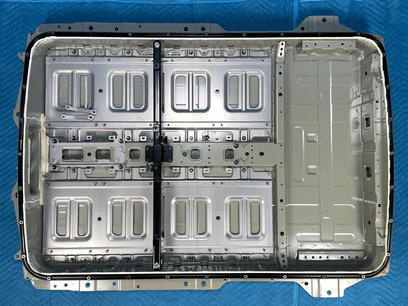 Nissan LEAF Battery Pack Housing Case w/ Mounting Brackets & Bolts 2011 ...