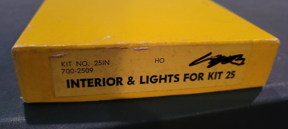 HO TRAIN KIT structure Model Co. HO Kit INterior and lights for kit 25 ...