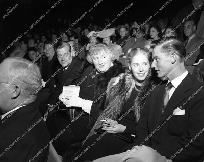45np-079 1952 Roddy McDowall and date film premiere The Merry Widow ...