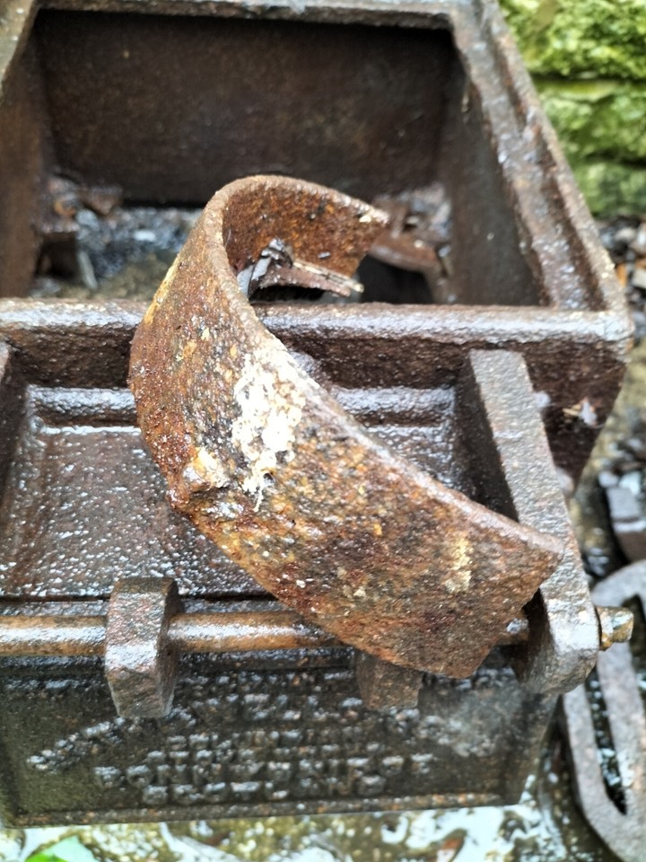 Romesse Antique pot belly stove Spares Or Repairs Cast Iron Smiths ...