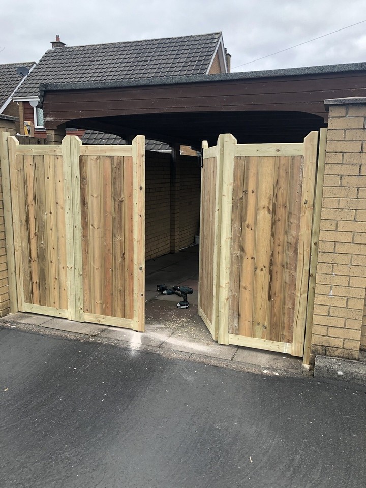 Tanalised solid boarded bi-folding driveway gates 9ft Wide X 4ft High ...