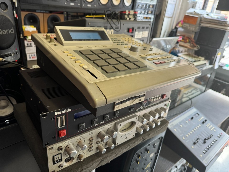 AKAI MPC 3000 32 meg drum sampler /PADS/ v 3.11 Zipp drive , 120volt ...