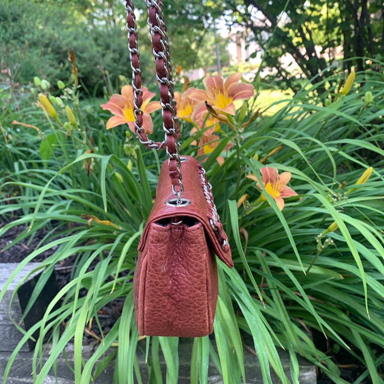 Small pebbled leather bag with chain strap - Gem