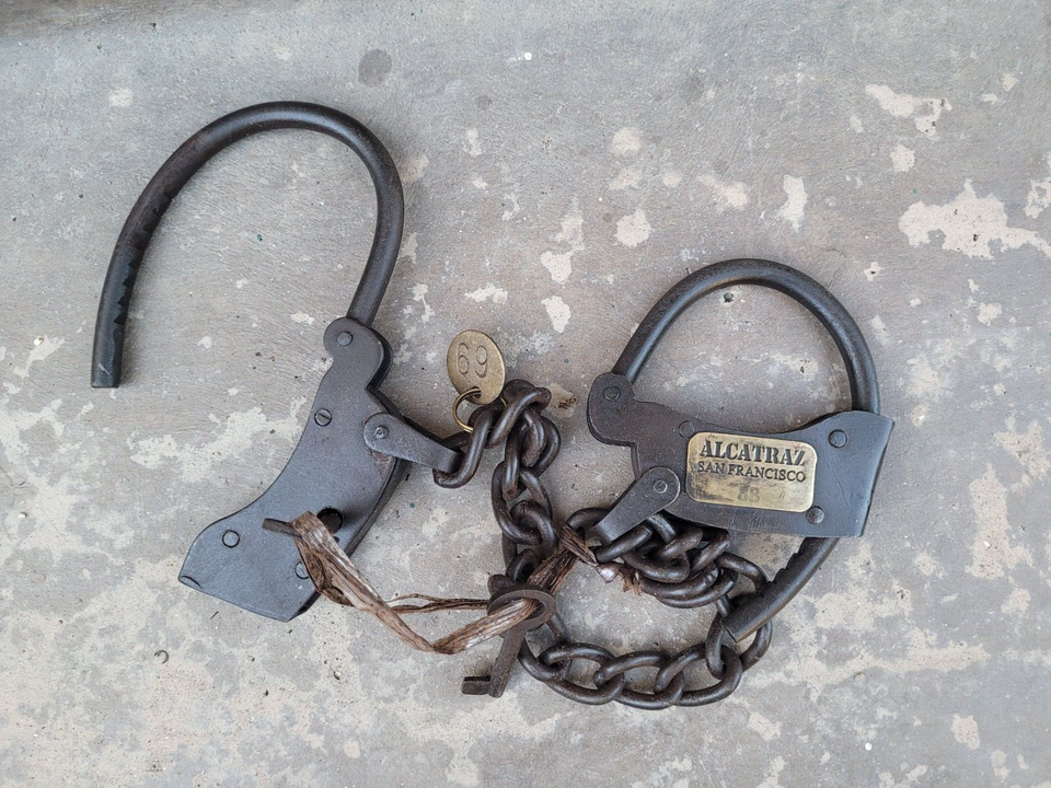 Alcatraz Prison Iron Handcuffs Adjustable Cuffs with Chain & 2 Skeleton ...