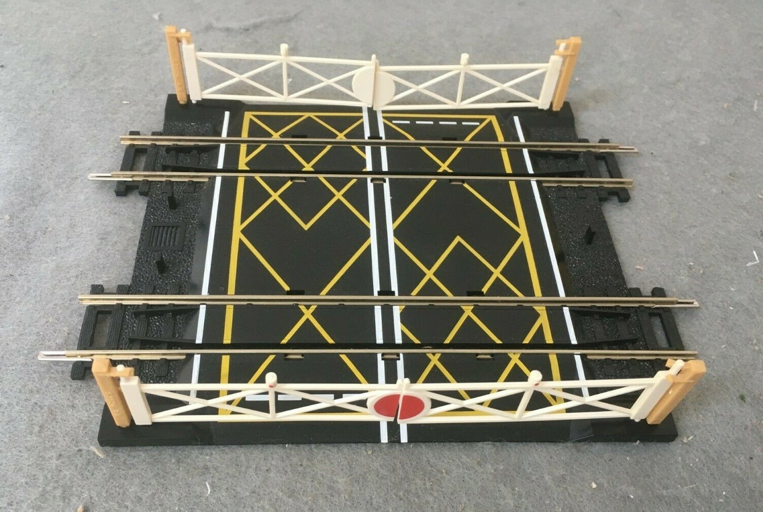 Hornby R636 & R645 Double & Single Track Level Crossing + Gates or ...