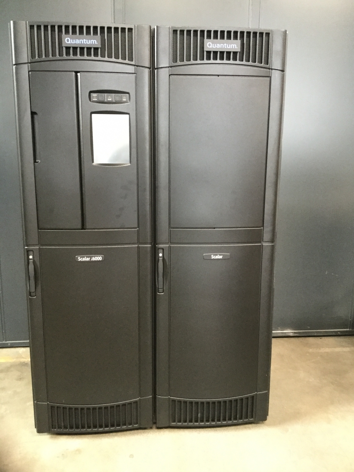 Quantum Scalar i6000 mit Expansions Modul - 9 x FC LTO 4 Laufwerke für ...