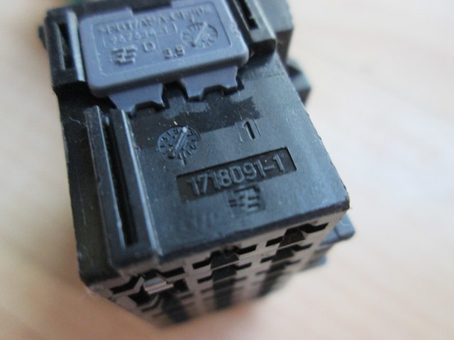 Volvo VNL Tyco 1718091-1 18-pin Black Connector w/ Wiring for Bendix ...
