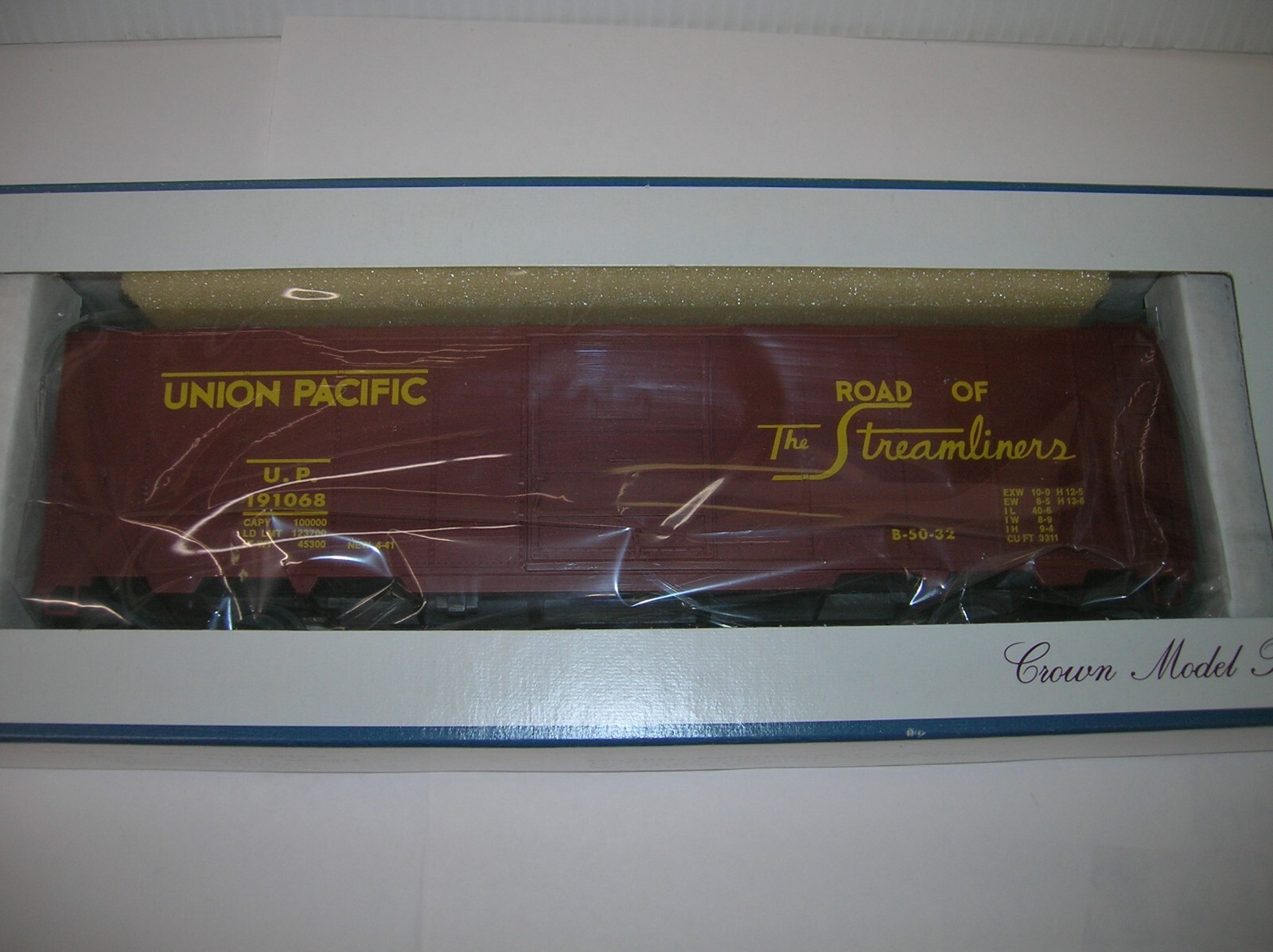 CROWN MODELS B-117 " UNION PACIFIC BOX CAR SCALE SIZE " LOT # 26861 | eBay