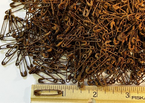 25 RUSTY 7/8” Primitive Rusted Safety Pins Crafts Junk Journals Antique ...
