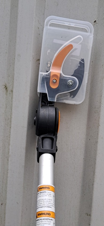 Fiskars UPX86 PowerGear Telescopic Tree Pruner Cutter Extends to 4m ...