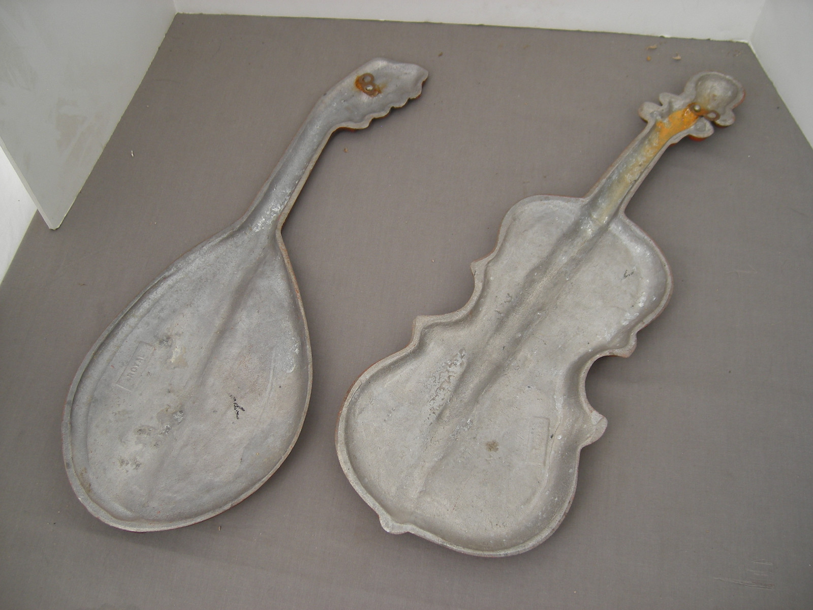 2 Royal Metal Musical Instrument Wall Hanging / Plaques - Violin ...