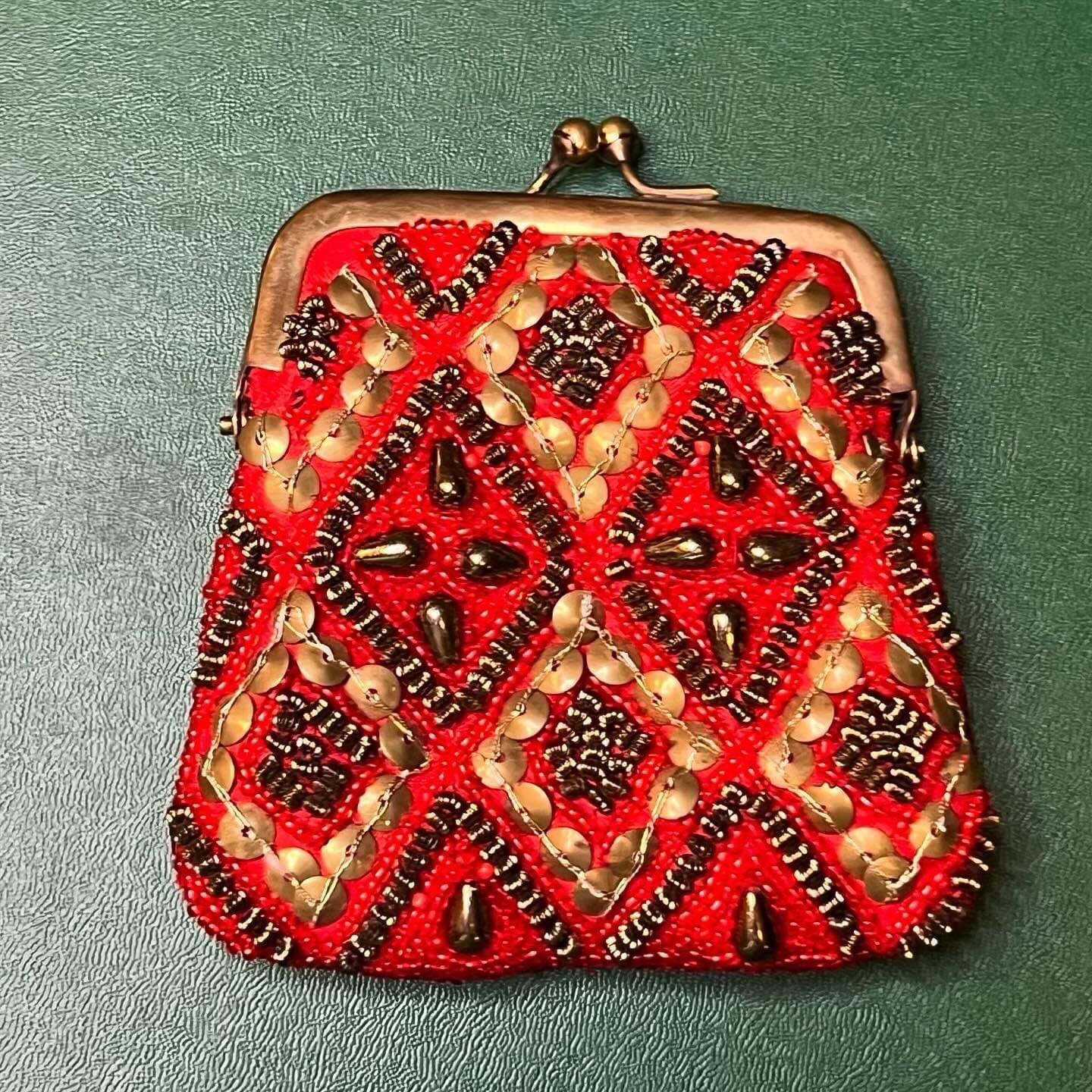 Vintage Bougainvillea Beaded Kiss Lock Clasp Coin Pou… - Gem