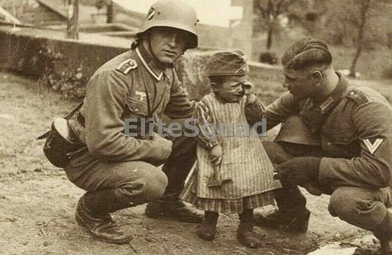 WW2 Photo Two Wehrmacht soldiers comfort a crying Ukrainian girl 619 | eBay