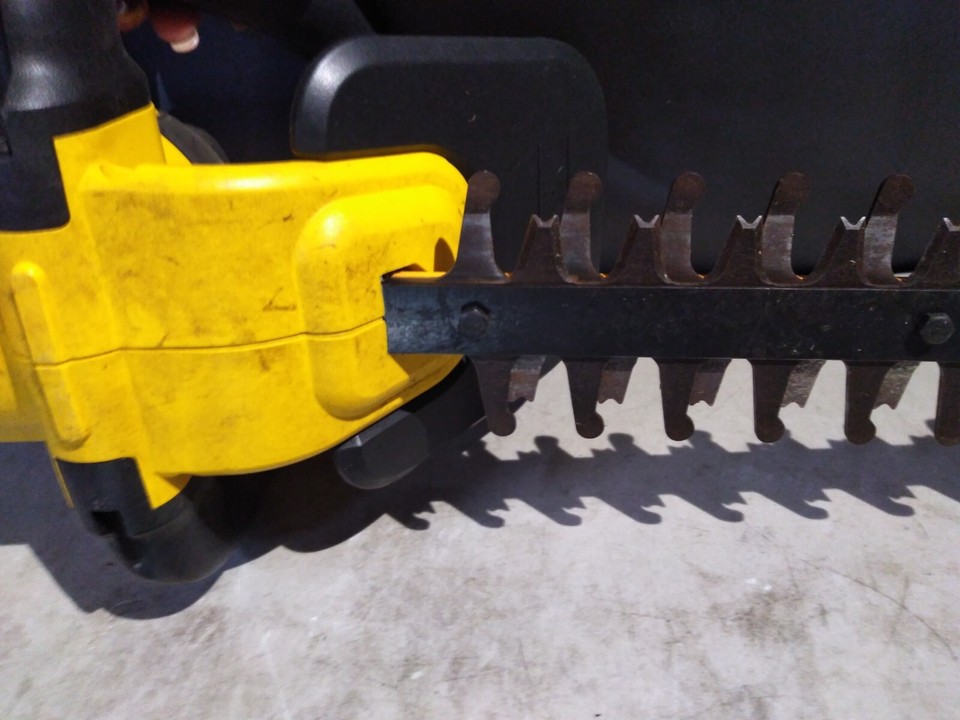 Dewalt 20v Max Li-Ion 22 In. Hedge Trimmer (Tool Only) DCHT820B #526 ...