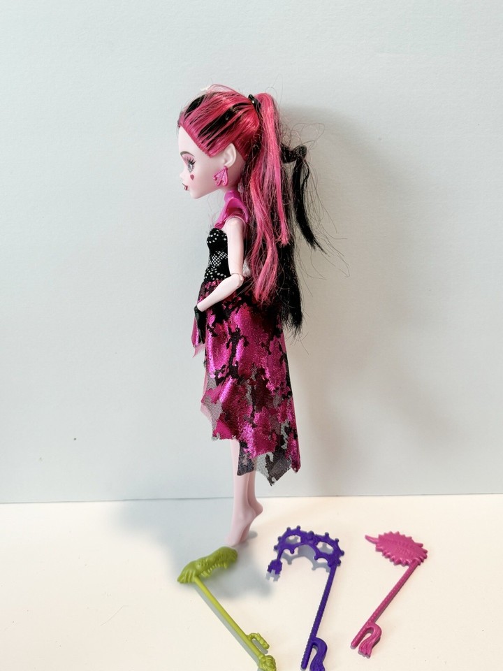 Monster High Welcome To Monster High Photo Booth Ghouls Draculaura Doll ...