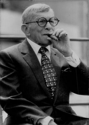 1988 GEORGE BURNS Hollywood Veteran SMOKING CIGAR Press Photo | eBay