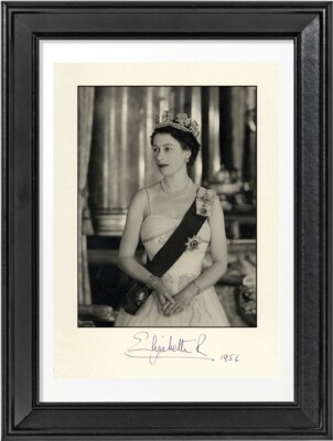 Queen Elizabeth II + Autograph With Picture Frame UK England Windsor | eBay