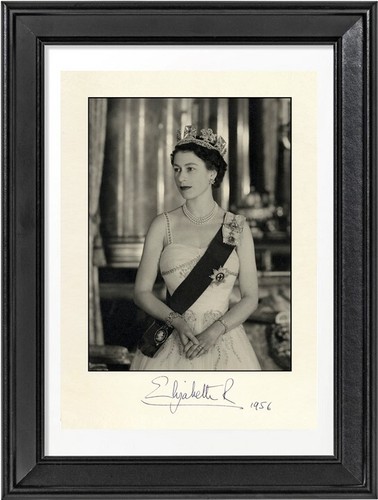 Queen Elizabeth II + Autograph With Picture Frame UK England Windsor | eBay