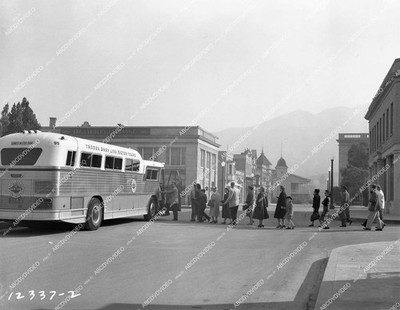 45np-1653 circa 1960 Tanner Gray Line Motor Tours bus takes folks on ...