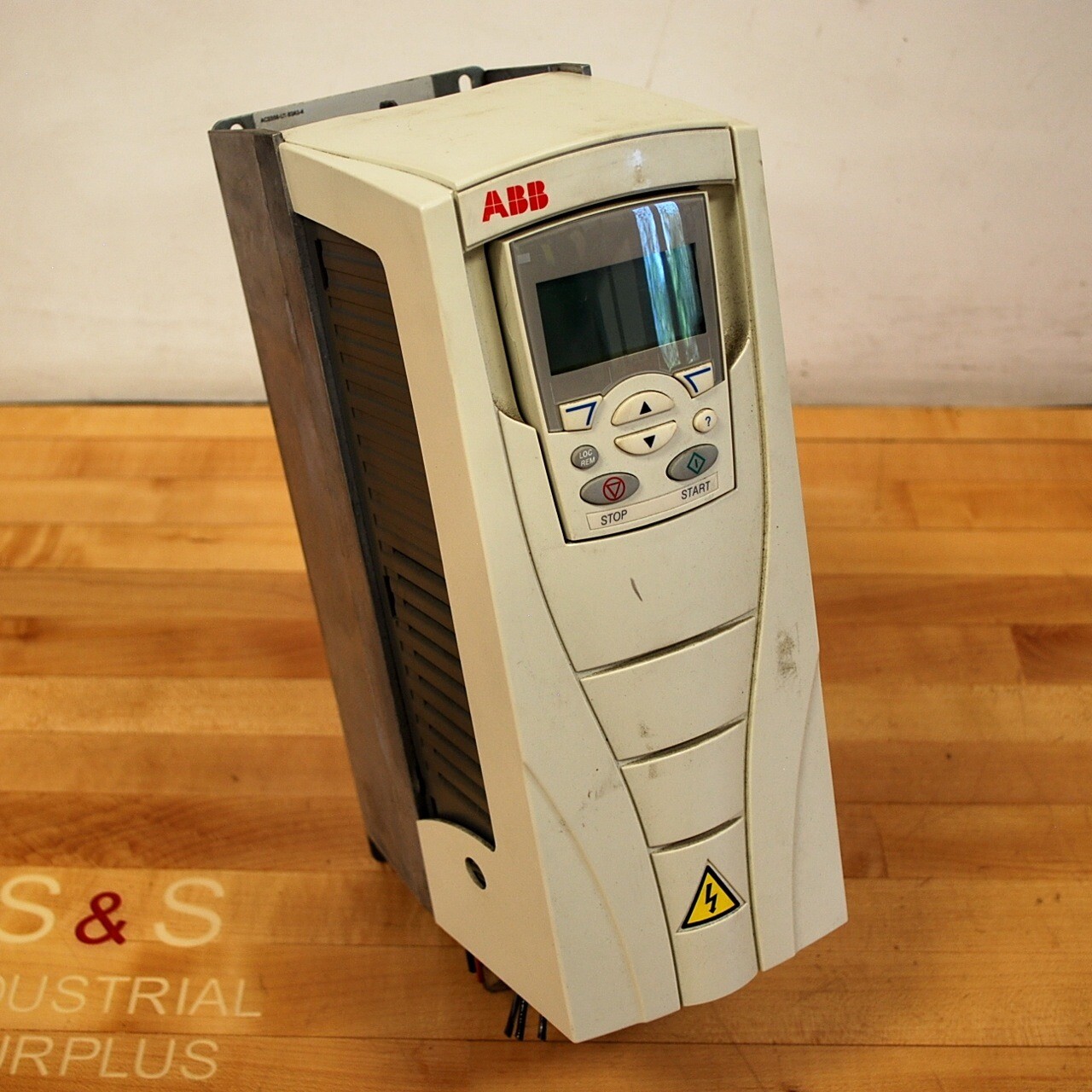 ABB Wall Mount Drive Acs550-u1-03a3-4 Acs550u1 480 Volt 3 Phase 1.5 HP ...