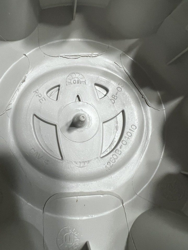 2005 -22 OEM Toyota Tacoma center cap 4260B-04010, fits 16"-5 spoke ...