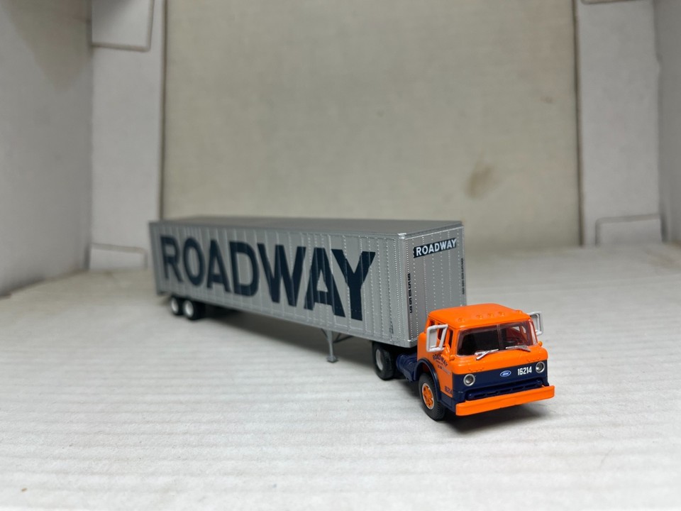 ATHEARN HO 1/87 FORD C-500 TRUCK TRACTOR & 53' ROADWAY TRAILER ...